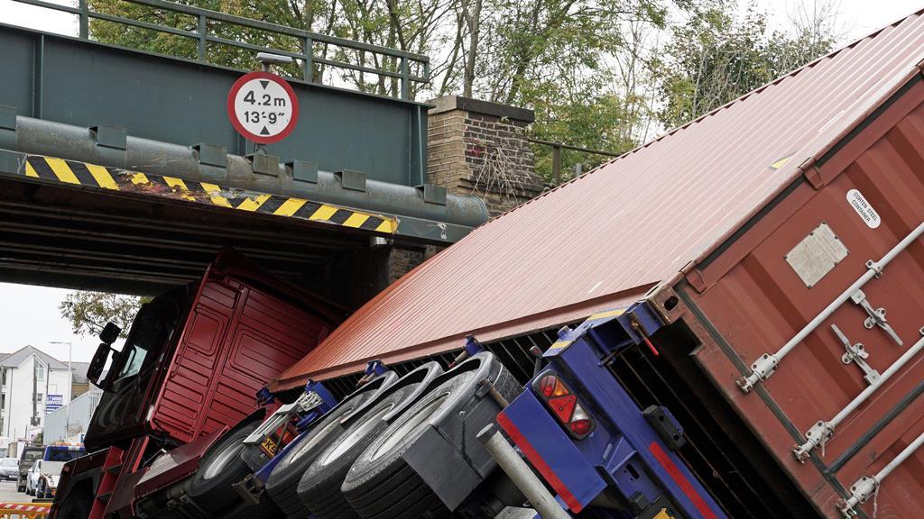 An AI-powered warning system to prevent bridge strikes by lorries is to ...