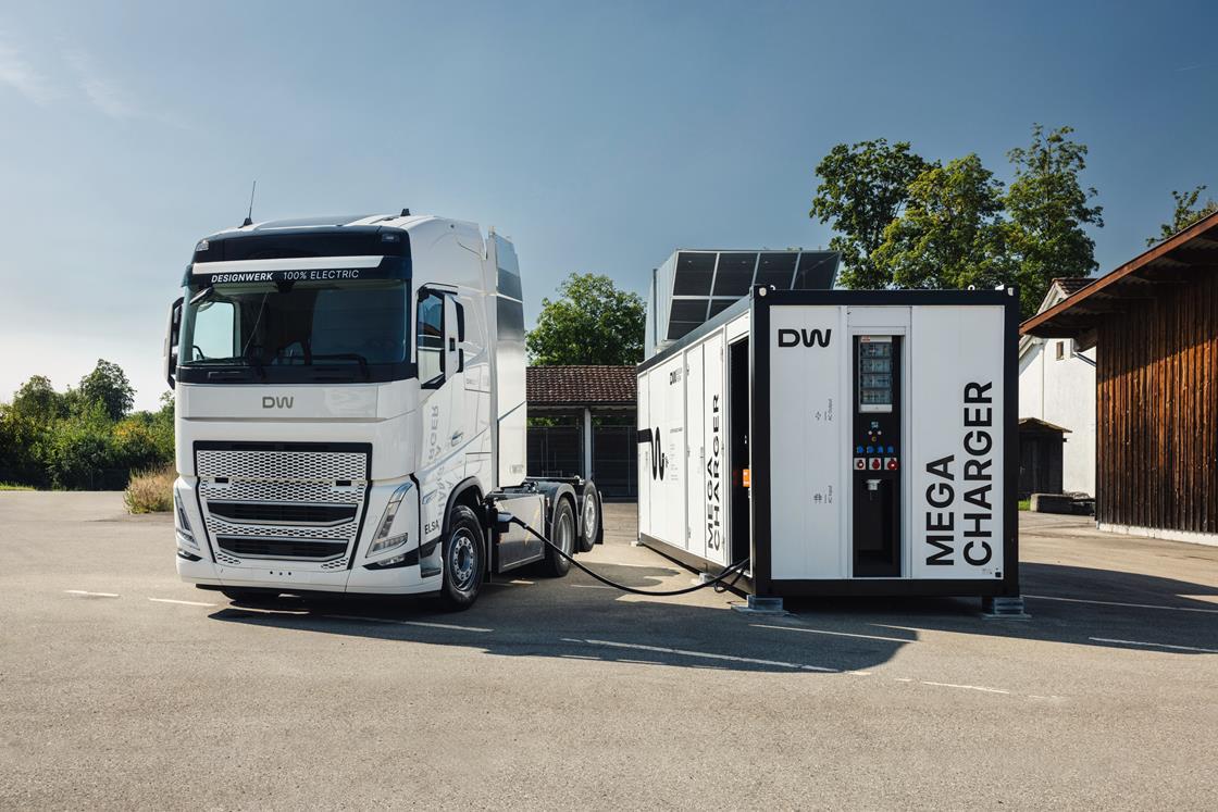Megawatt charging tested: 40-tonne HGV recharged during driver’s break ...
