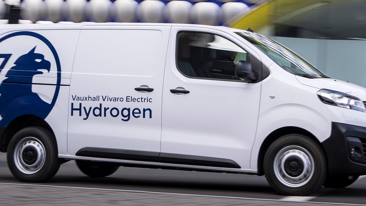 Vauxhall begins UK customer trials of Vivaro Hydrogen vans | Motor ...