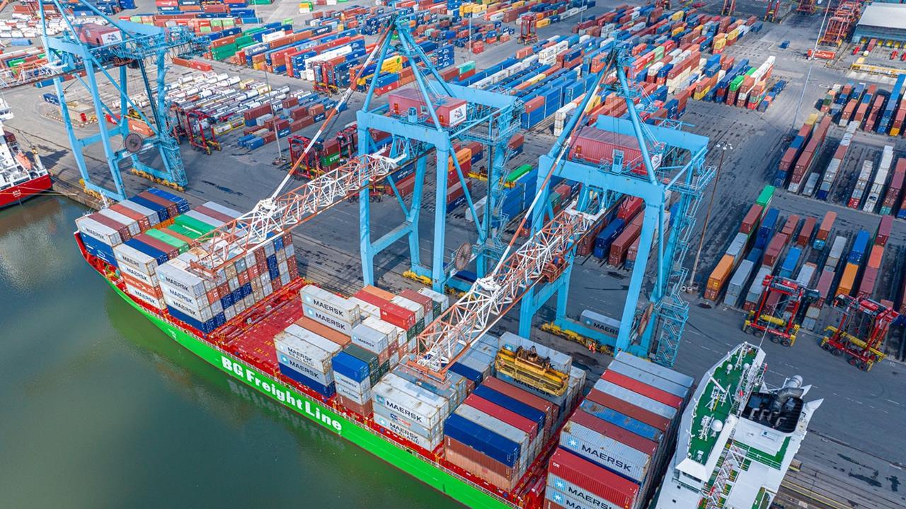 “Fastest ever” container service between Ireland and North America ...