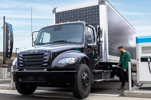 Freightliner unveils the eM2, a battery electric medium-duty truck | MT ...